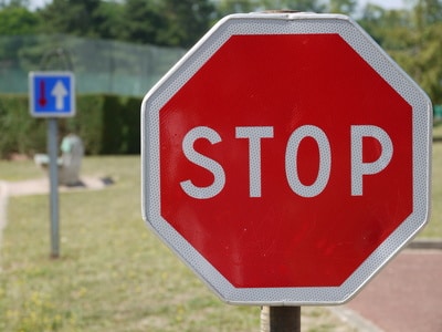 Le panneau stop - Avocat en droit pénal routier